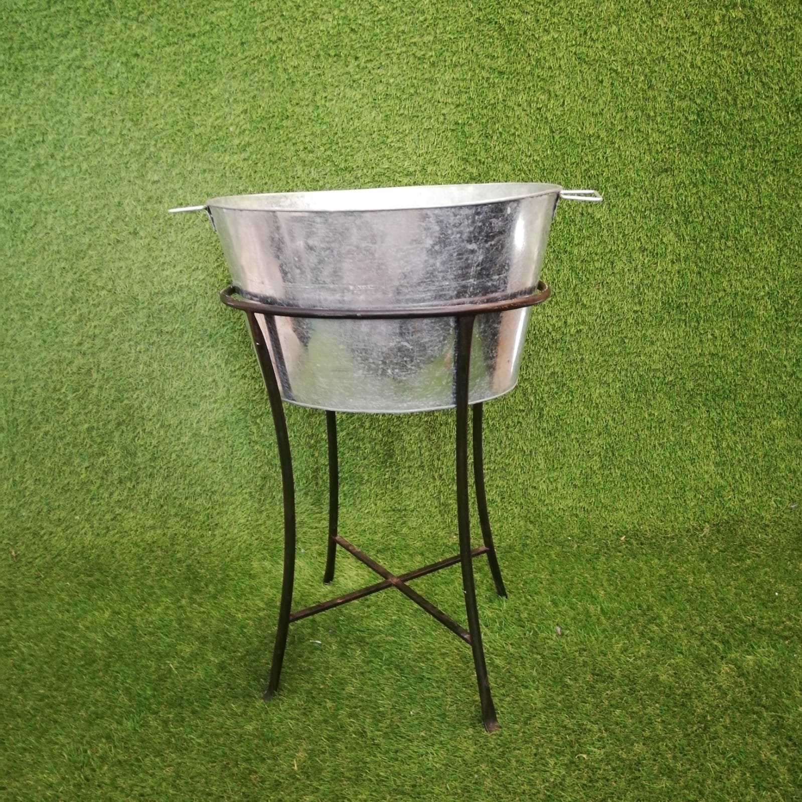 Metal bath with stand | Rental of decorative dishes | EventRent